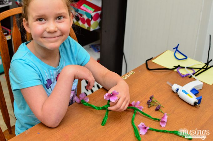 How to Make a Pipe Cleaner Flower Necklace for Kids